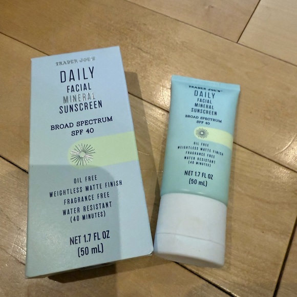 trader joe’s | Skincare | Daily Facial Mineral Sunscreen Spf 4 Blue And ...